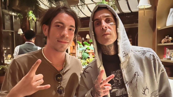 Já no Brasil para show com o blink-182, Travis Barker faz visita a... Já no Brasil para show com o blink-182, Travis Barker faz visita a...