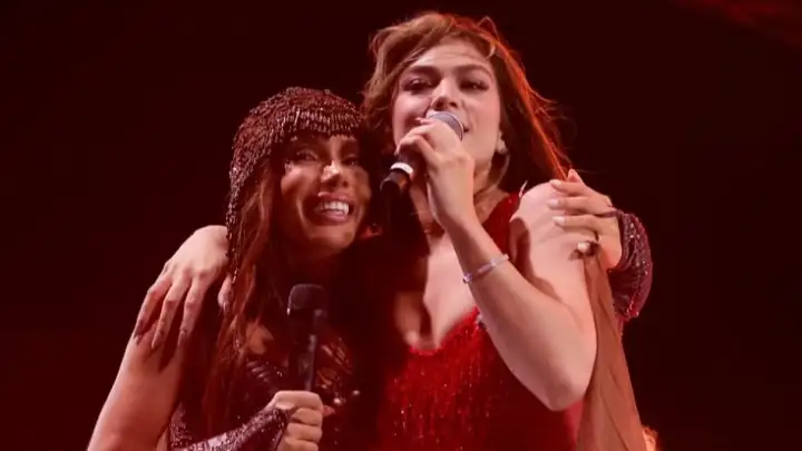 Melody divide palco com Anitta em Fortaleza e se declara: "Sempre a...
